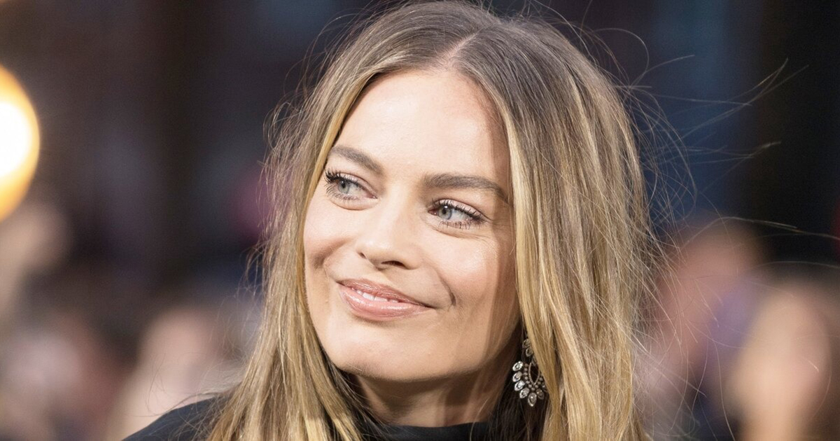 “Slender figure and beautiful legs”: Margot Robbie in a mini dress ...