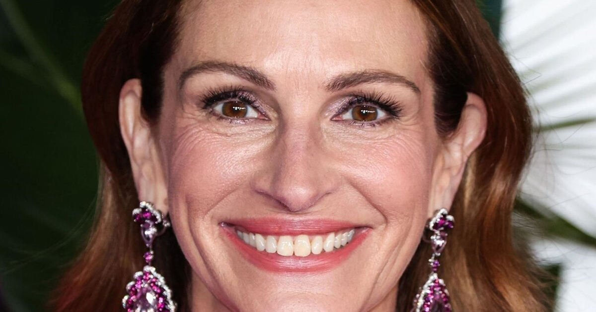 “Amazing Figure!”: Julia Roberts In a Dress With Stars On Her Chest ...