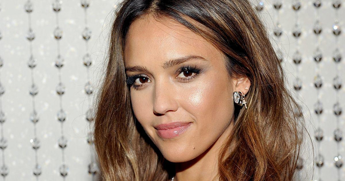 "Sagging Belly And Cellulite": Jessica Alba Was Captured On The Beach ...