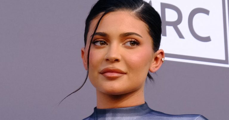 "Stared in an "invisible" swimsuit!" Kylie Jenner by the pool made a ...