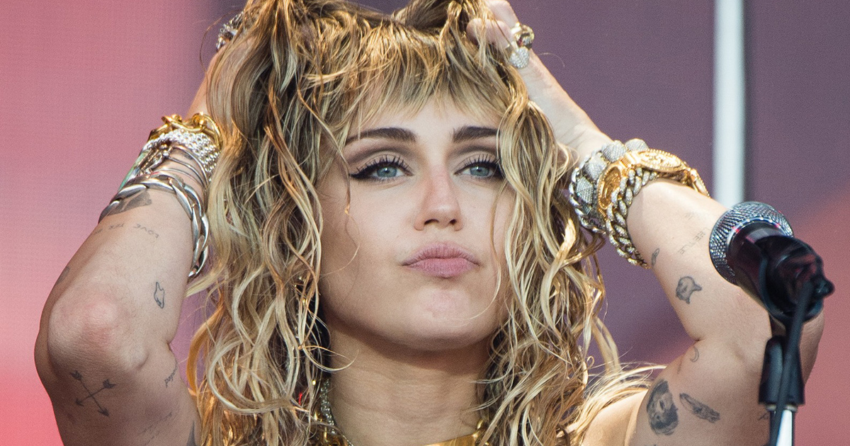 "Two Beauties On a Walk": 56-Year-Old Mom Of Miley Cyrus Looks Younger ...