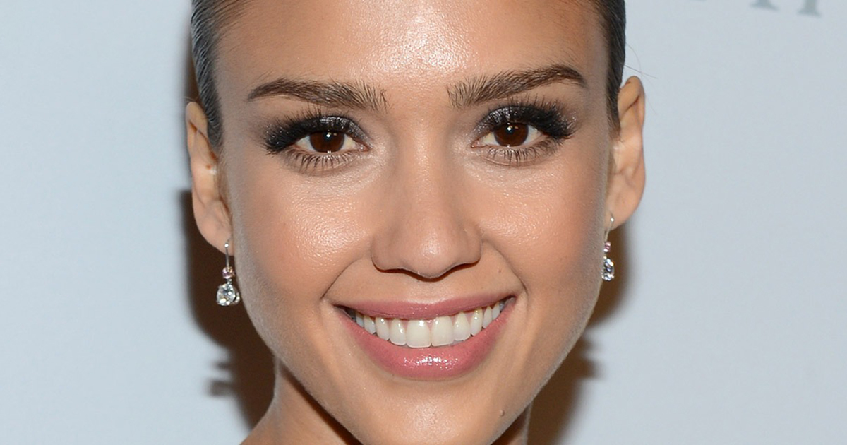 Daughter Seems Older Than Mother Ageless 42 Year Old Jessica Alba
